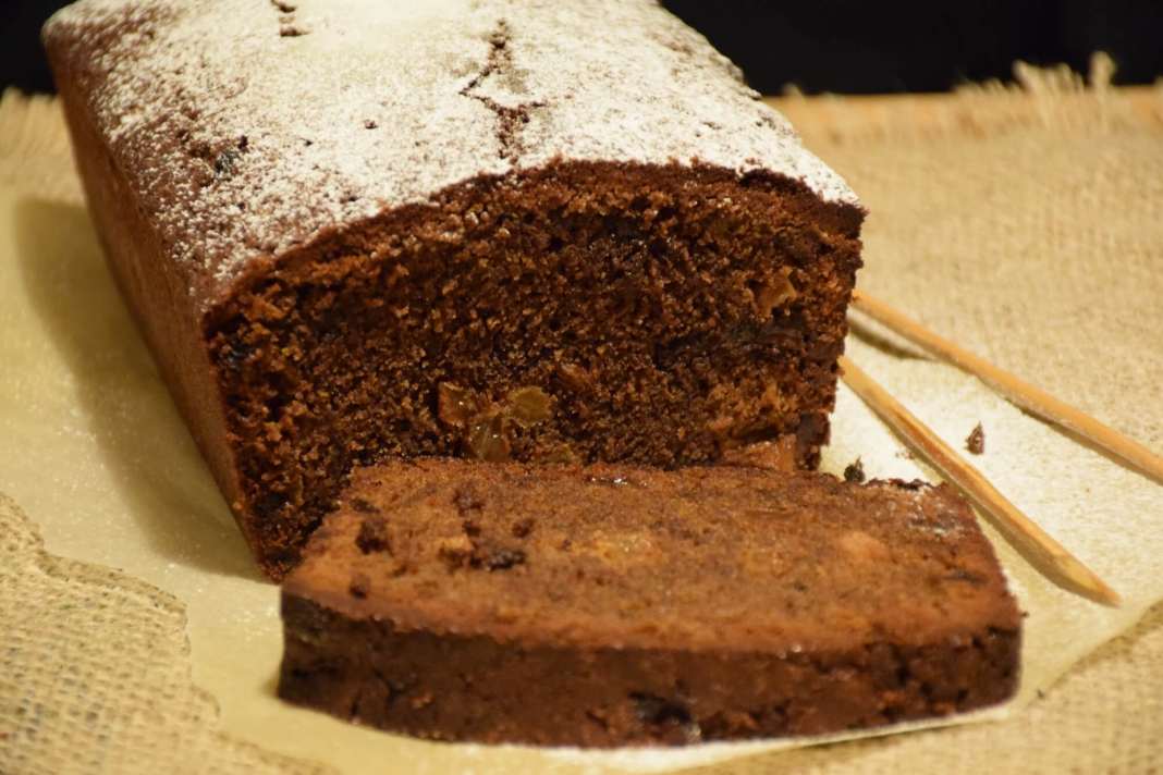 Čokoladni rum kolač sa groždjicama ala smućkaj pa prolij | Recepti