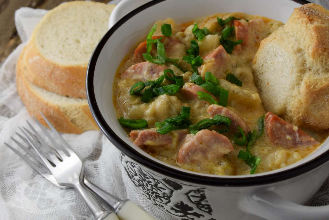 Pirjanjen praziluk sa srpskom kobasicom | Recepti