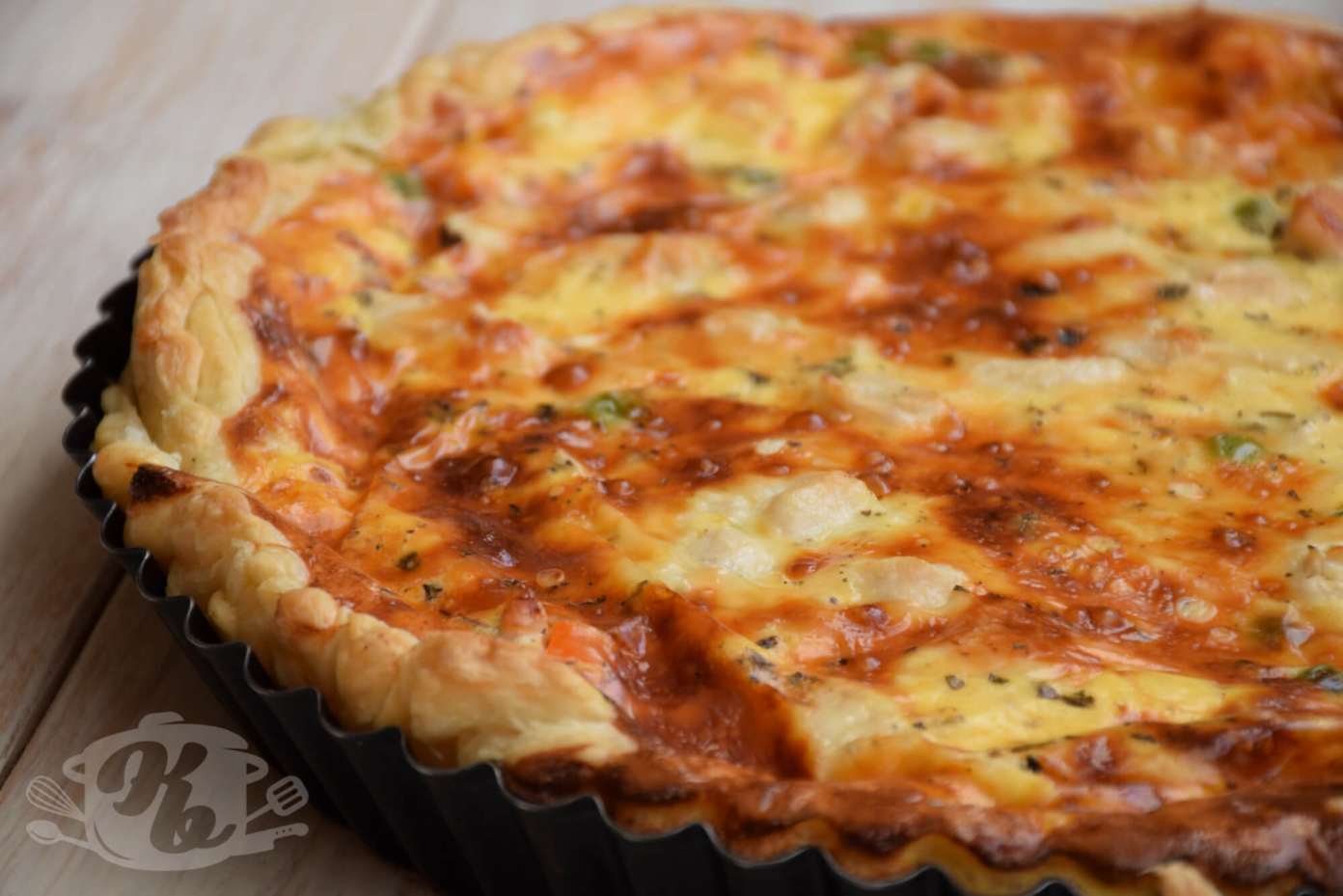 Kiš (Quiche) od gotovog lisnatog testa sa povrćem i belim mesom | Recepti